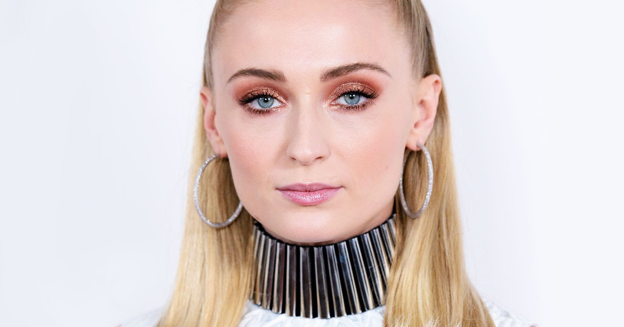 Sophie Turner Debuts Bangs For Dark Phoenix Press Tour