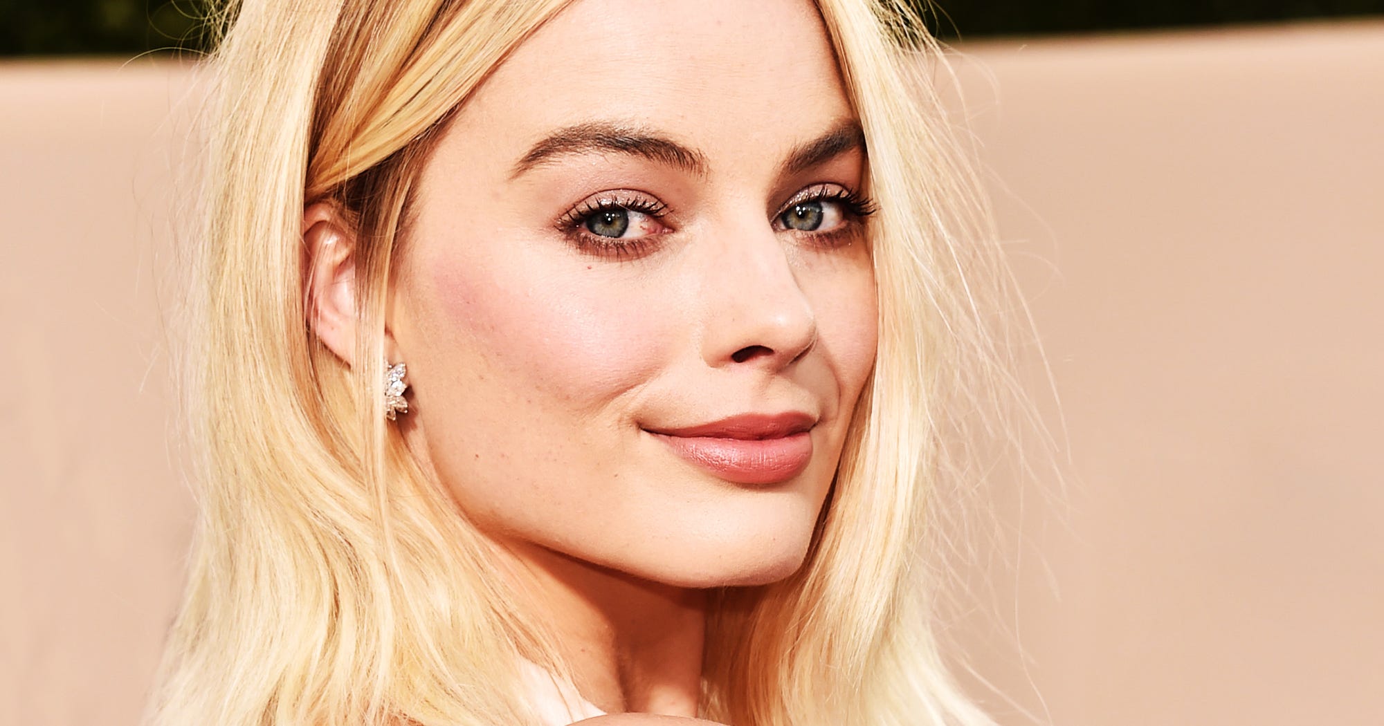 Margot Robbie Champagne Nail Polish Is Chic Gold Trend