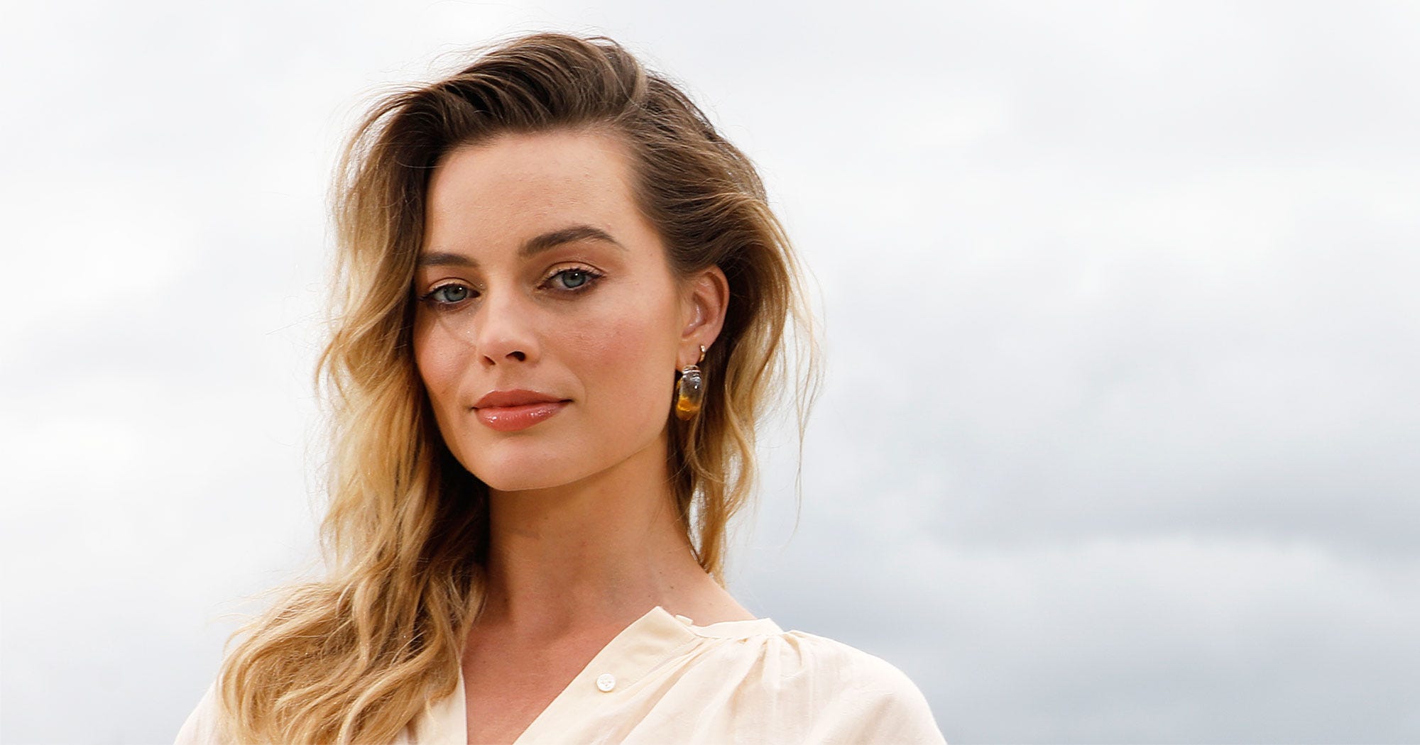 Margot Robbie Summer Hair & Makeup Looks Are Top Trends