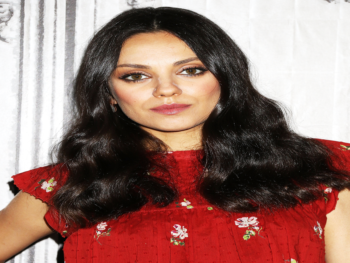 Mila Kunis Is Unrecognizable Filming Her Movie In Berlin | 15 Minut...