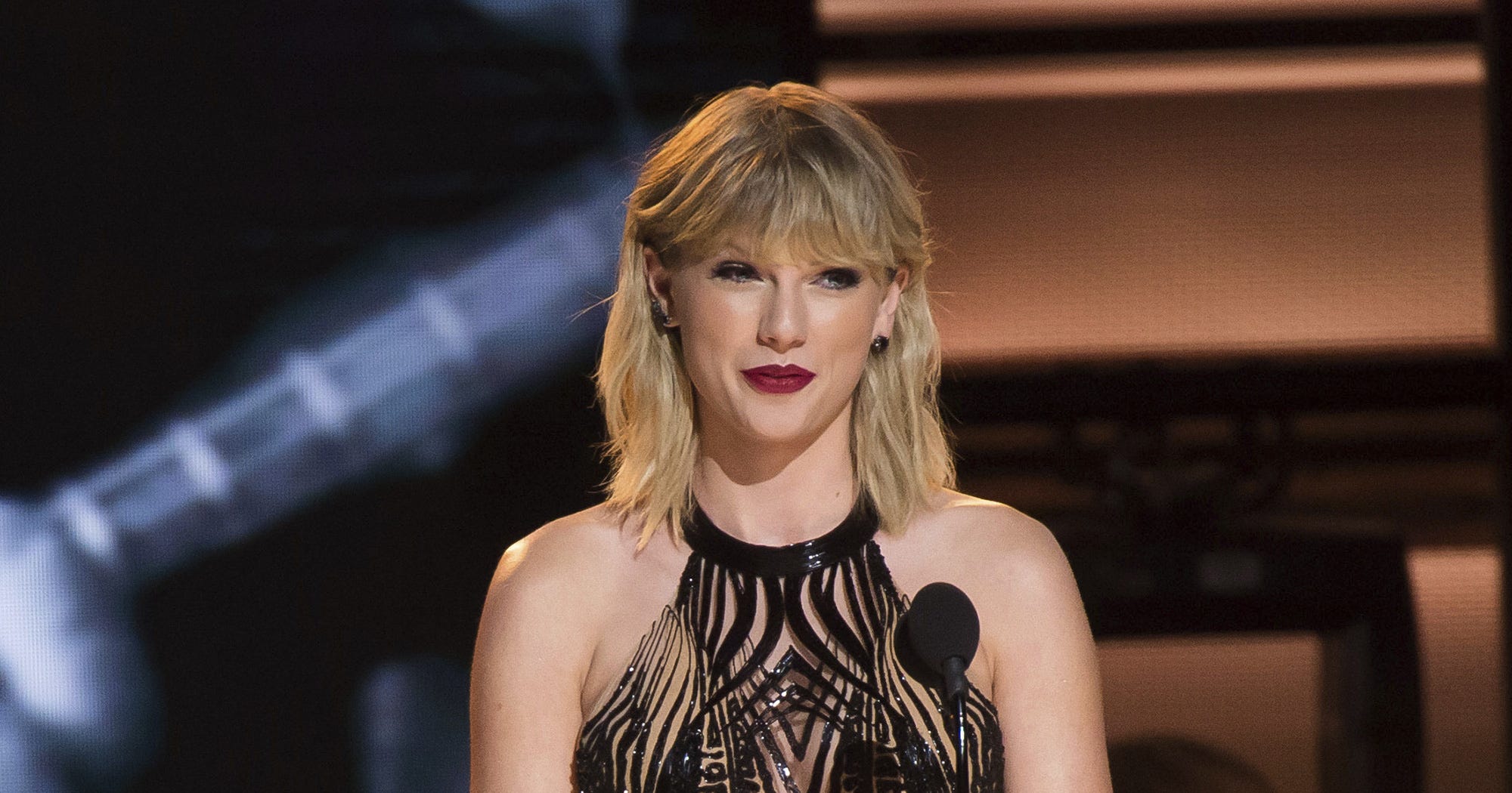 Taylor Swift Reputation Tops Billboard Chart